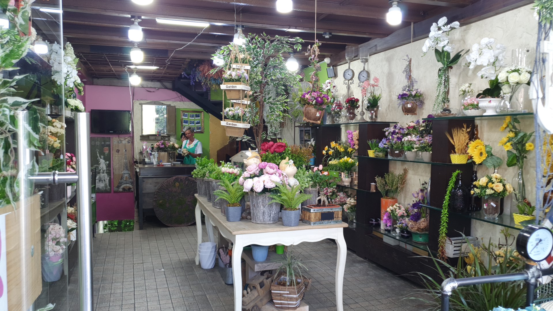 Breathtaking Wedding Flowers: Chafia - Transform Your Special Day!